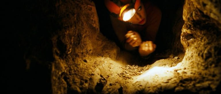 Horror Movie Review: The Descent (2005) - GAMES, BRRRAAAINS & A HEAD ...