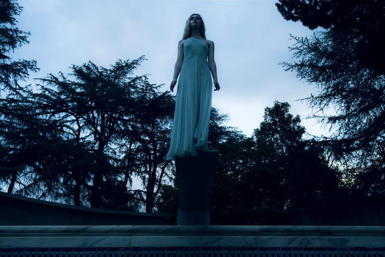 Horror Movie Review: The Neon Demon (2016) - GAMES, BRRRAAAINS & A HEAD ...