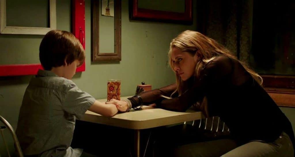Horror Movie Review: Lights Out (2016) - GAMES, BRRRAAAINS & A HEAD ...