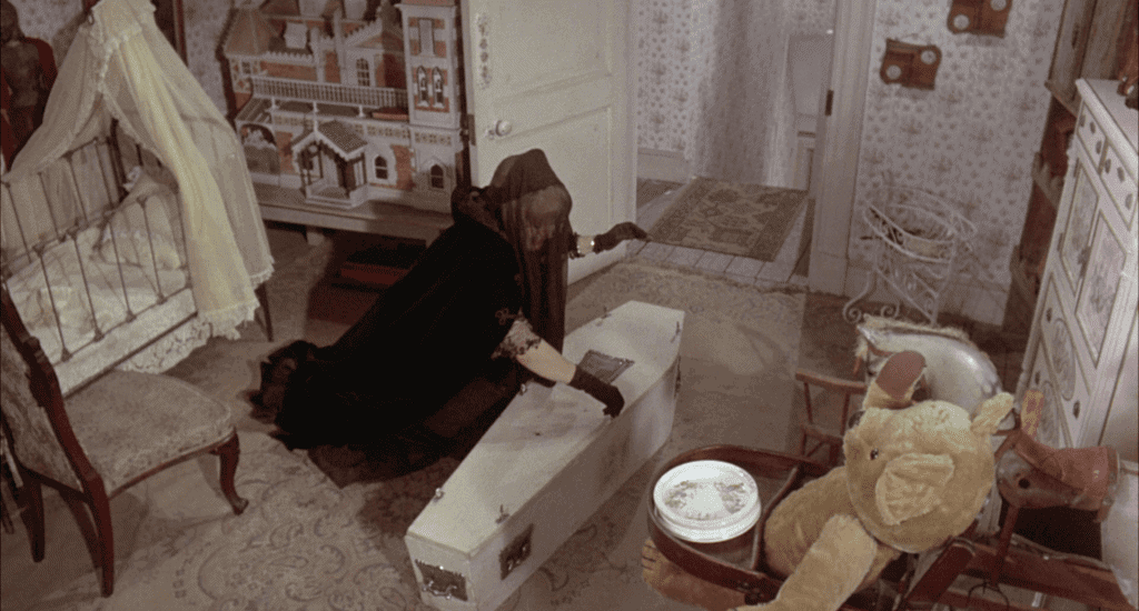 Horror Movie Review: Whoever Slew Auntie Roo? (1971) - GAMES ...