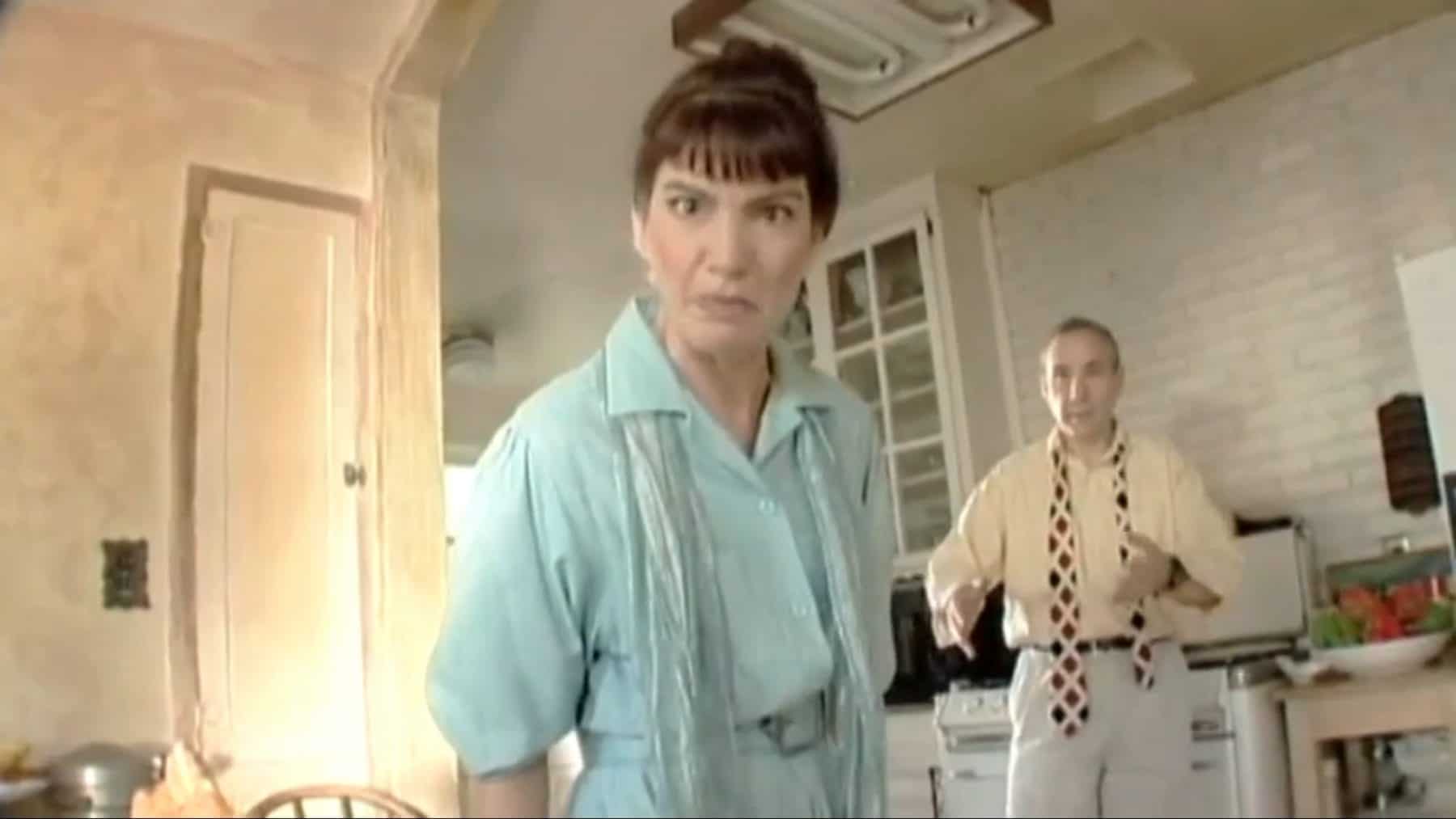 Horror Movie Review: Bleed (2002) - GAMES, BRRRAAAINS & A HEAD-BANGING LIFE